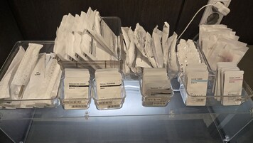 Exposição de diversos produtos de cuidados com a pele em recipientes transparentes.