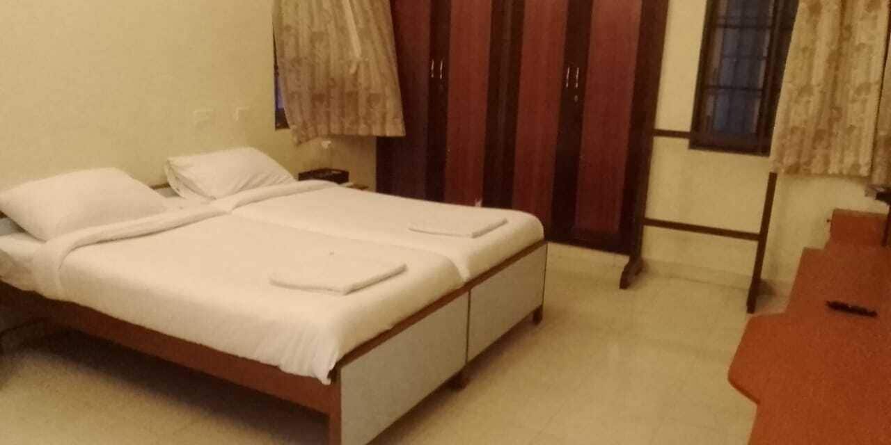 Quarto casal ou duplo luxo, sacada, vista para o jardim | Escrivaninha, ferros/tábuas de passar roupa, Wi-Fi de cortesia