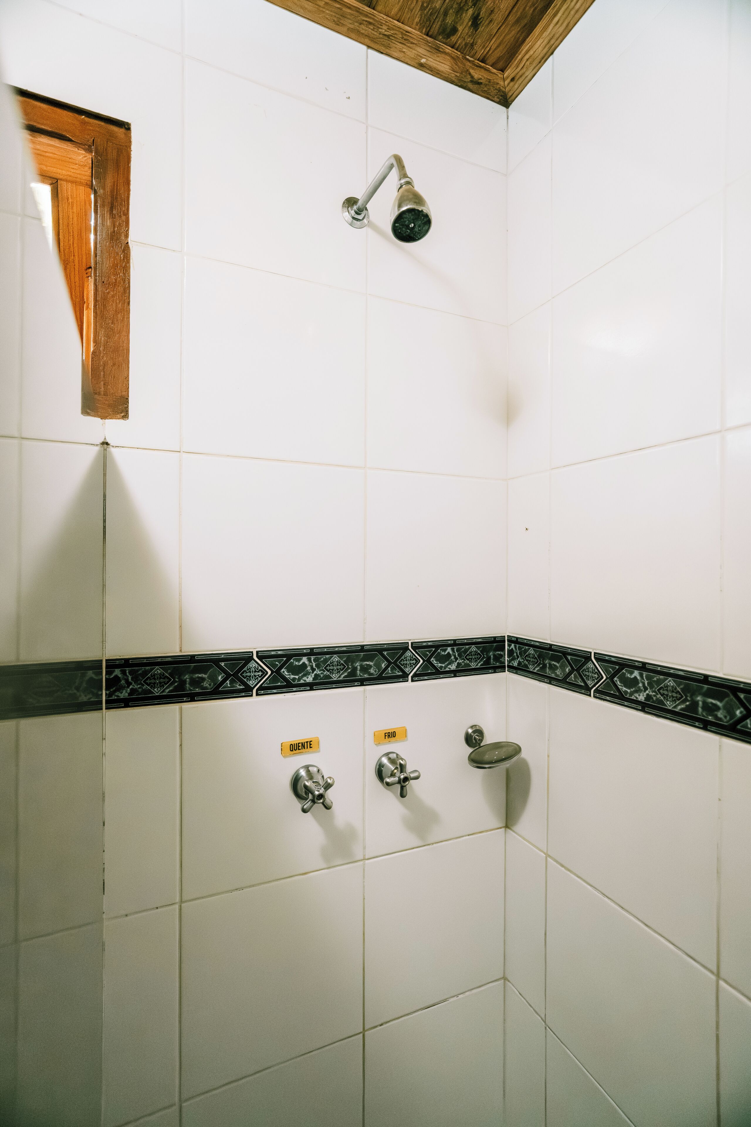 Quarto casal conforto, varanda coberta, vista para o jardim | Banheiro | Chuveiro, toalhas de banho, sabonete, papel higiênico