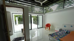 Quarto moderno com cama, uma cadeira e uma janela.