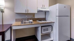 Um frigorífico/congelador grande, um micro-ondas, uma placa de cozinha 