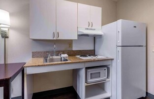 Um frigorífico/congelador grande, um micro-ondas, uma placa de cozinha 