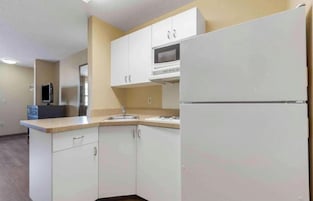 Geladeira grande, micro-ondas, cooktop