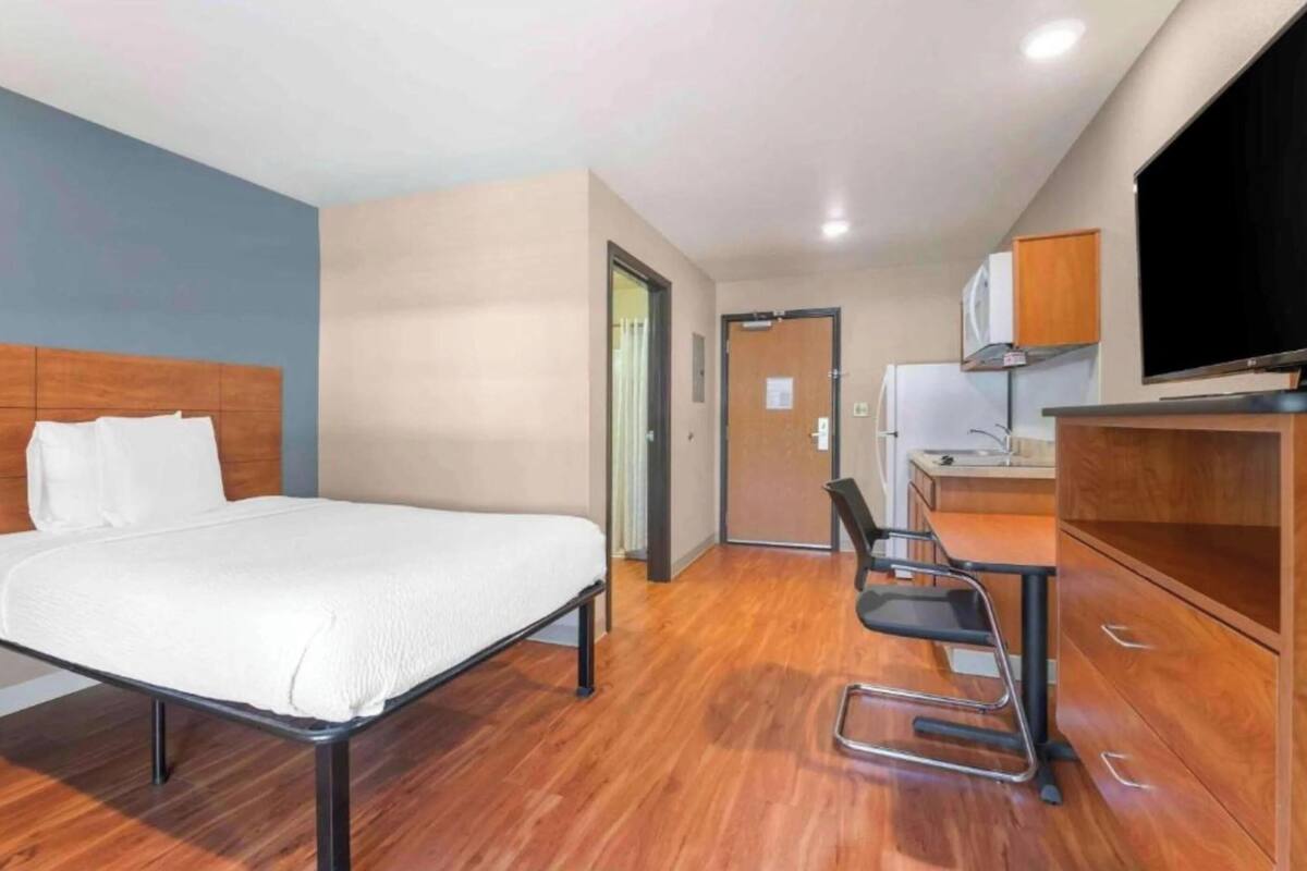 Quarto, 1 cama de casal, não fumadores (Refrigerator & Microwave, Mobility) | Ferro/tábua de engomar, Wi-fi grátis, roupa de cama fornecida 