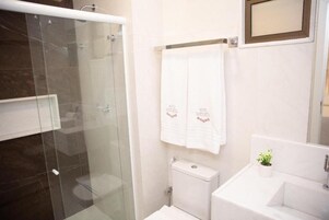 Quarto Duplo ou Twin Comfort, ar condicionado, Vista para a cidade | Casa de banho