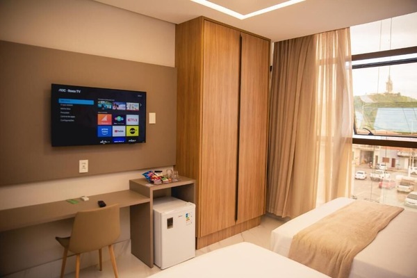 Cofre no quarto, secretária adequada para computadores portáteis