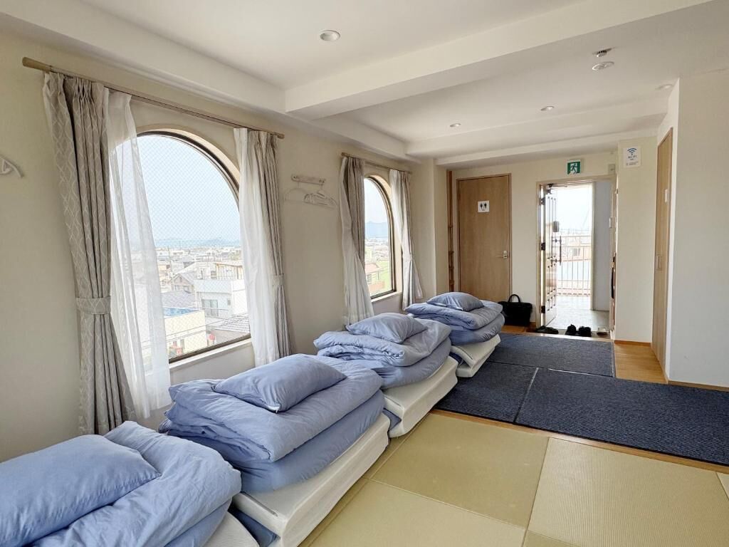 Quarto com uma cama, janela e porta.