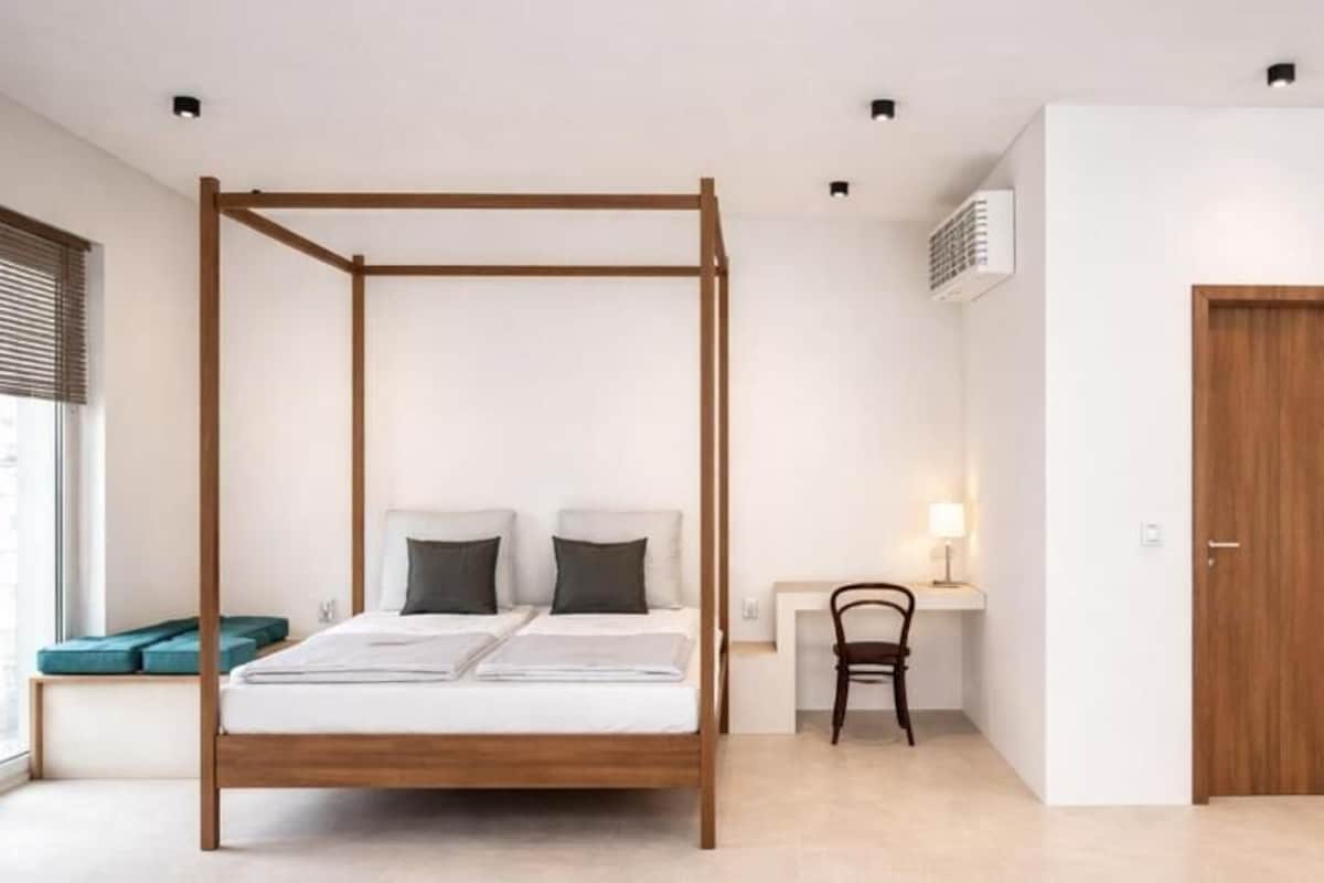 Quarto Clássico com Cama de Casal, varanda, vista para o jardim | Cofre no quarto, cortinas/cortinados opacos, Wi-fi grátis