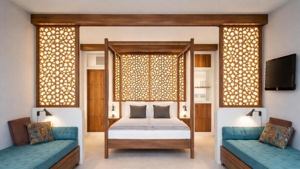 Quarto com cama de dossel, duas mesas de cabeceira, televisão fixada na parede e um painel decorativo de madeira.