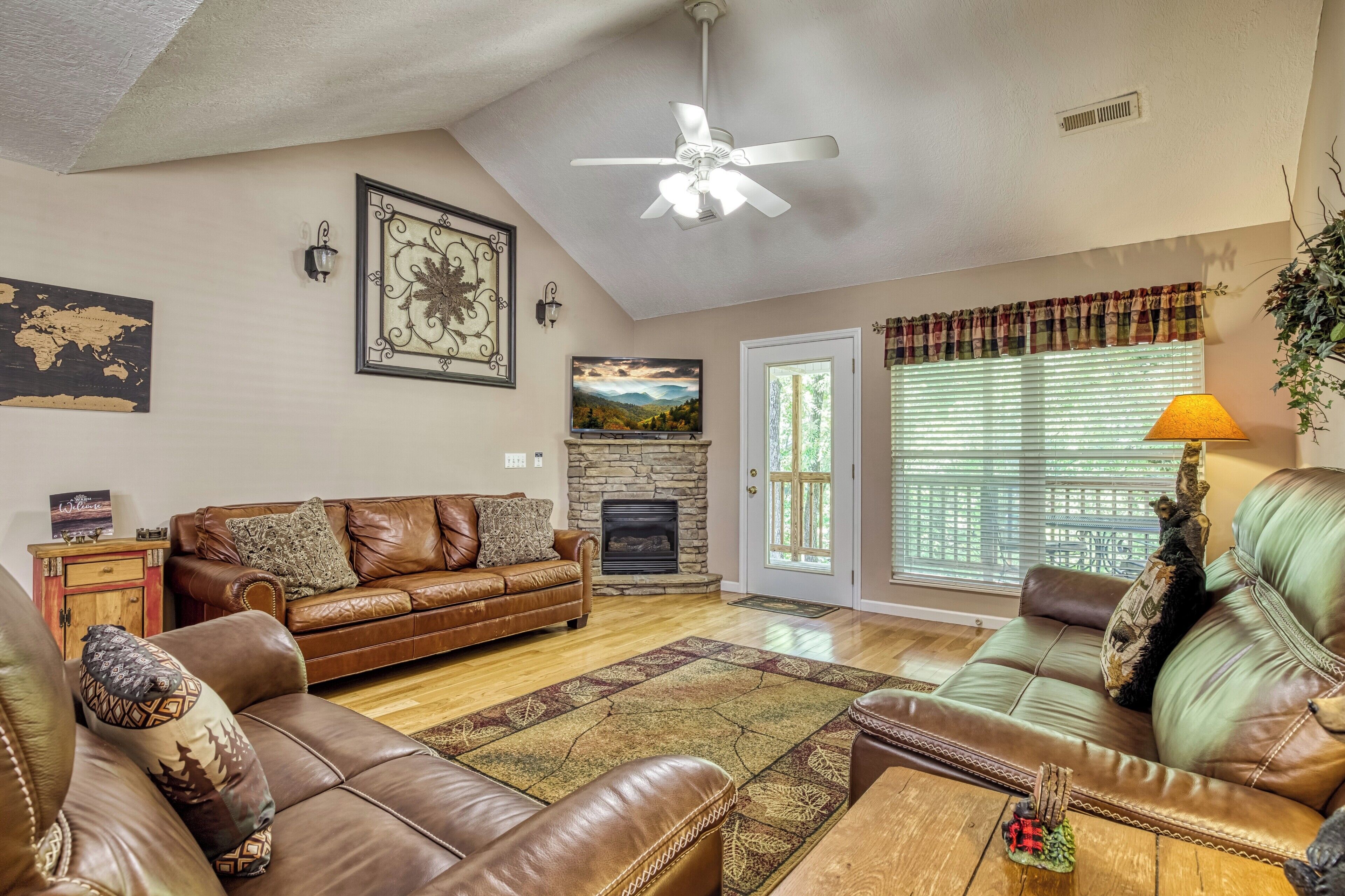 Riverfront Pigeon Forge Cabin W/ Hot Tub, Pet Friendly, Sleeps 6 - Pigeon Forge, TN
