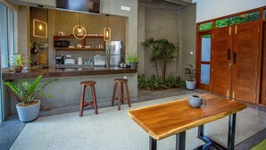 Uma cozinha moderna com bancada, banquetes e mesa de madeira.