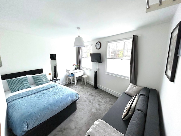 Crown House Kings Cross Flat 2 / Sleeps Up To 8 - London, UK