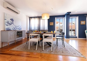 Apartamento superior, sacada, vista para a cidade | Opções para refeição