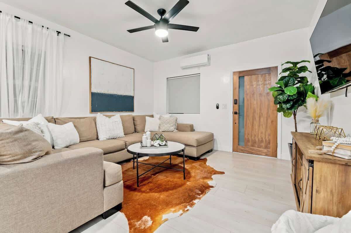 Modern Petco Park 2br | Hot Tub, Deck, Bbq & Games - Coronado, CA