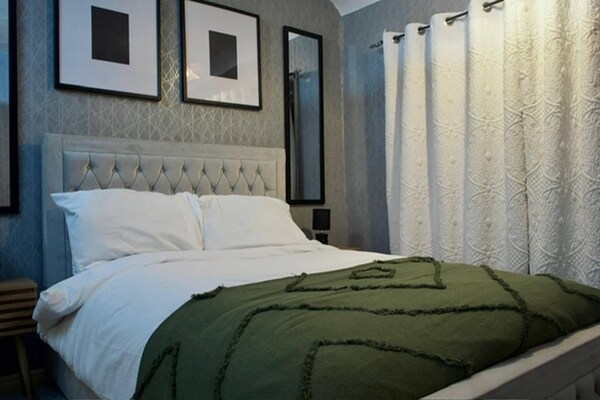 The Bank - Real Liverpool Living - 3 Beds, Garden & Free Parking - Liverpool