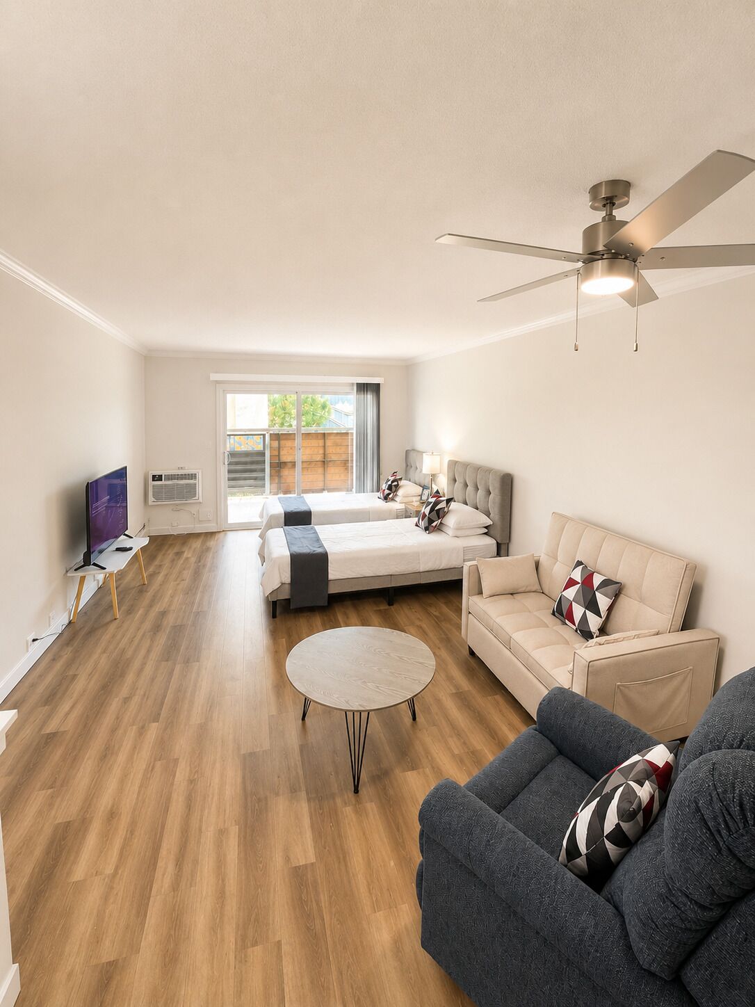 Ac, Parking, Pool, Jacuzzi, Gym, Pickleball Courts - Newport Beach, CA