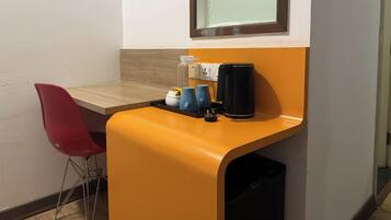 Quarto duplo luxo, banheiro privativo, vista para a cidade | Cofres nos quartos, ferros/tábuas de passar roupa, Wi-Fi de cortesia