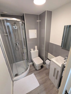 Apartamento Básico | Casa de banho | Artigos de higiene pessoal grátis, um secador de cabelo 