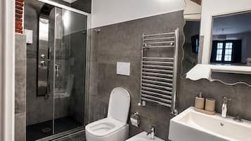 Casa de banho | Um polibã, um secador de cabelo, um bidé, toalhas fornecidas