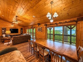 Casa, várias camas (Hollow Tree Lodge) | Vista do quarto