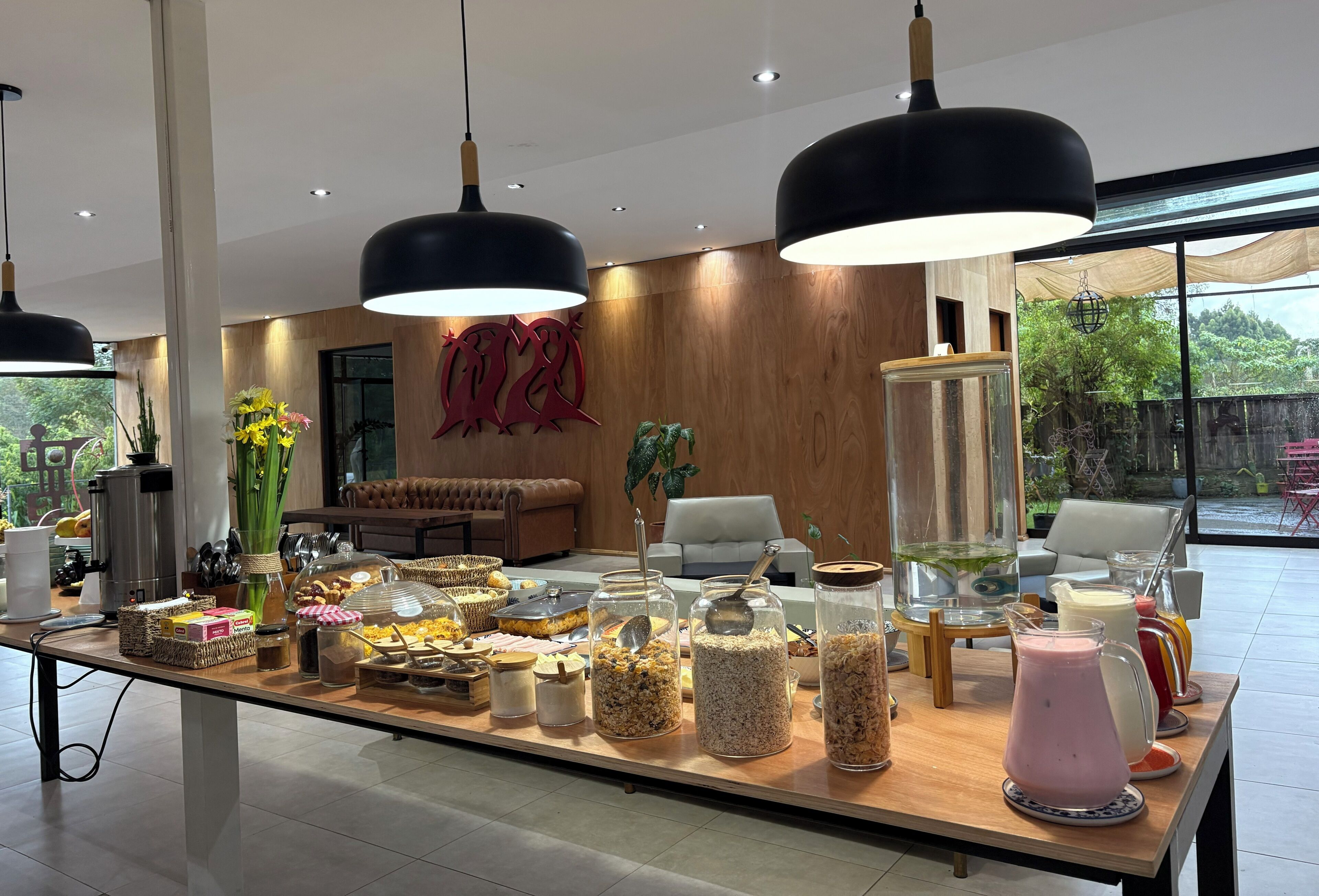 Café da manhã com buffet grátis todos os dias