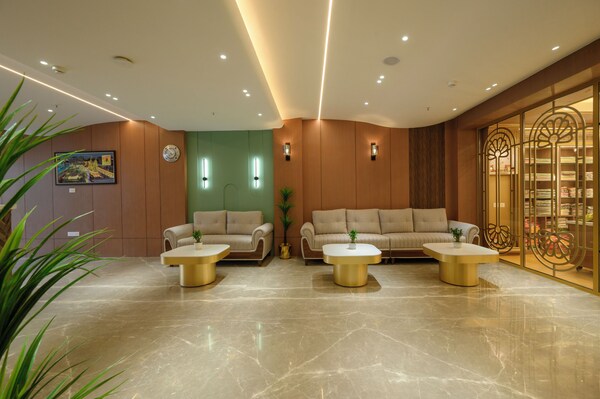 Hotel Aadya Palace - Varanasi
