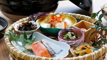 Uma refeição tradicional japonesa com diversos pratos, incluindo salmão, frutos do mar e legumes.