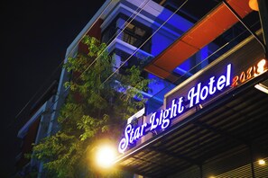 Placa de hotel com o nome 'Star Light Hotel' e o ano '2018' exibido.