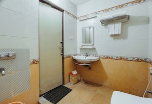 Quarto Duplo ou Twin Deluxe | Casa de banho | Toalhas fornecidas 