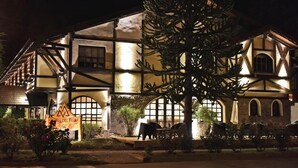 Um edifício de estilo europeu tradicional com uma placa que diz 'Aires Del Filo Suites'.