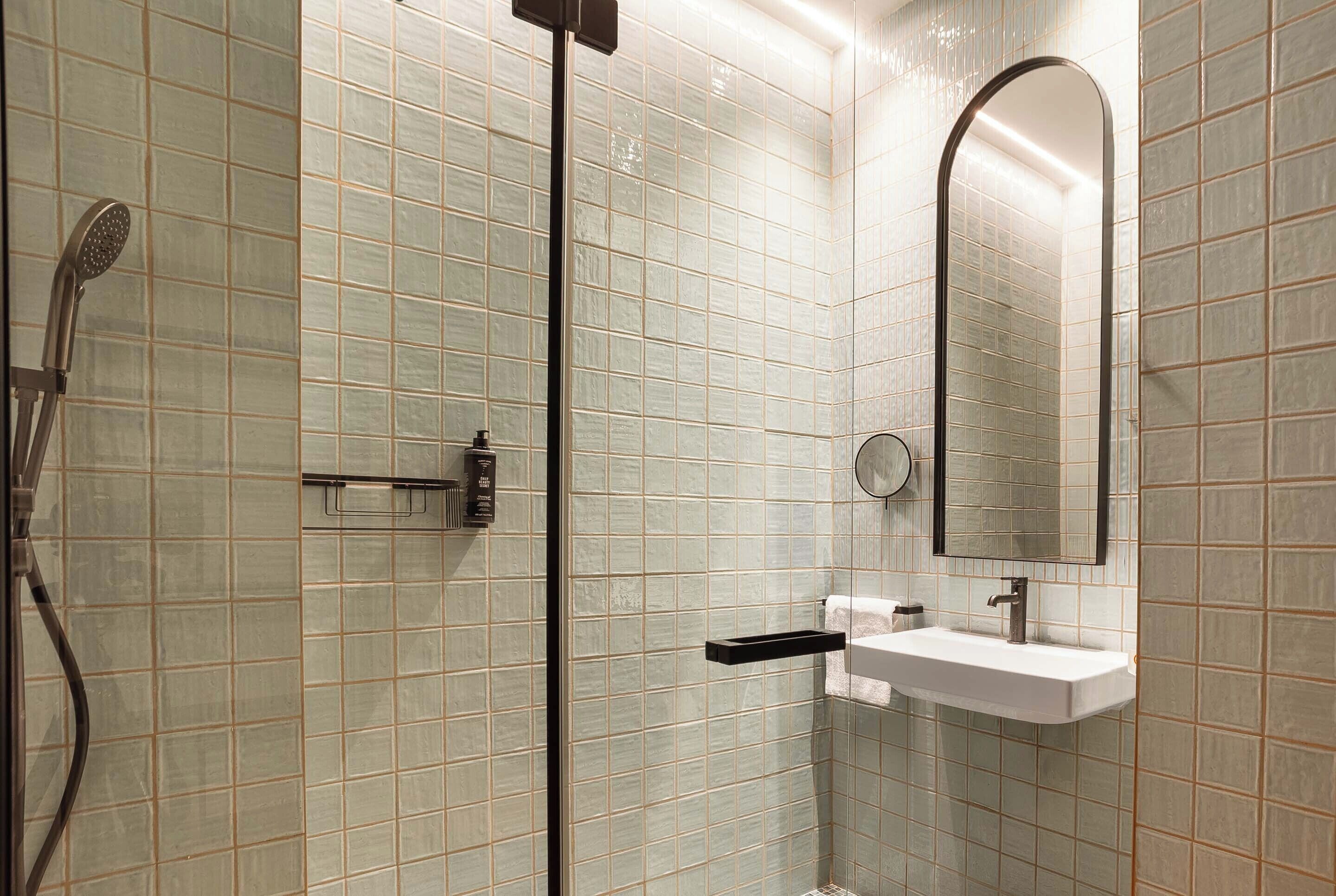 Quarto Duplo, polibã adaptado para cadeiras de rodas | Casa de banho | Um polibã, artigos de higiene pessoal grátis, um secador de cabelo 