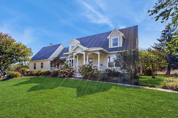 Newly Renovated Charming House With Cozy Fireplace & Outdoor Entertainment Areas - Vinalhaven
