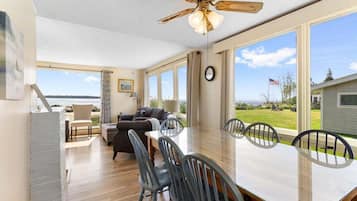 Casa, várias camas, vista para a praia (Owls Nest on Crescent Beach) | 4 quartos, com decoração personalizada, com mobília individualizada