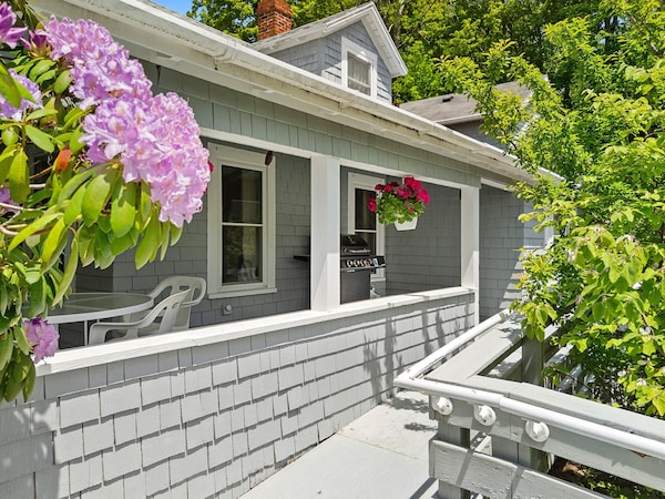 Bright, Spacious Getaway With Full Kitchen, Furnished Porch & Wifi - Near Trails - Bar Harbor, ME