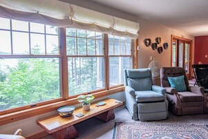 Casa de campo, várias camas (Loon Cove Cottage) | Área de estar