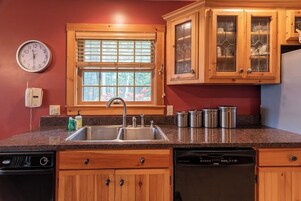 Casa de campo, várias camas (Loon Cove Cottage) | Cozinha privada