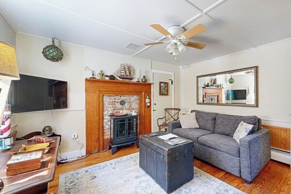 Historic Boothbay Harbor Cottage With Antique Decor, Washer/dryer & Deck - Boothbay Harbor, ME