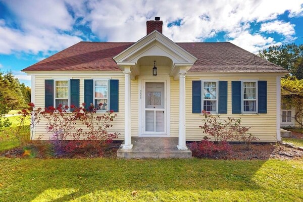 Charming Seaside Cottage With A Gas Fireplace, Spacious Patio, And Nearby Hiking - Acadia National Park