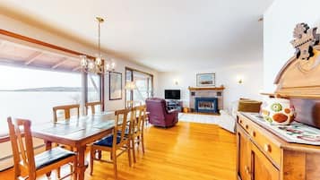 Casa, várias camas, lareira (Tideview) | Interior