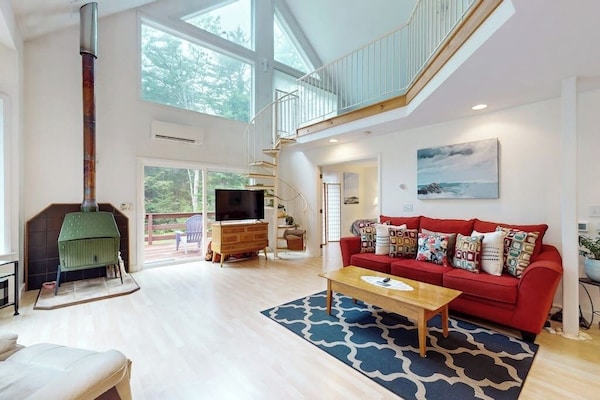 Sunny Coastal Retreat With Deck, Grill, Beach, Dock, & Ocean Access - Boothbay, ME