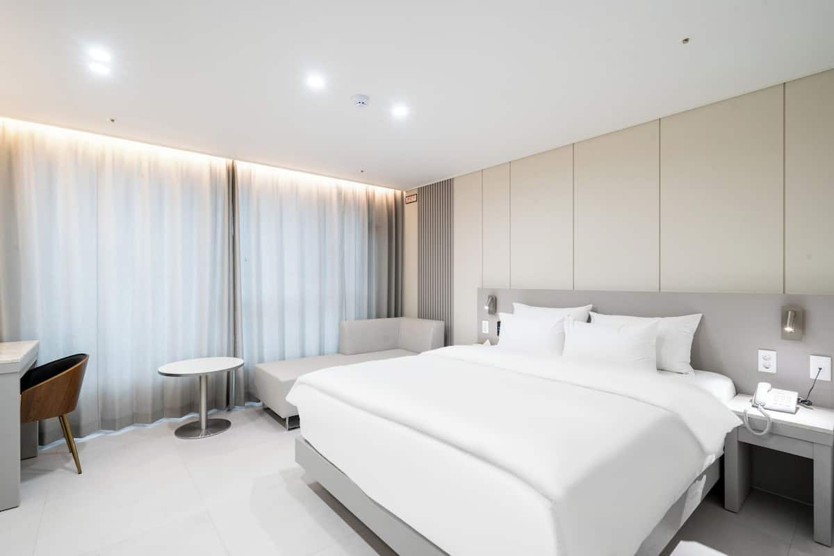 Quarto casal standard, vista para a cidade | Escrivaninha, espaço de trabalho para notebook, Wi-Fi de cortesia