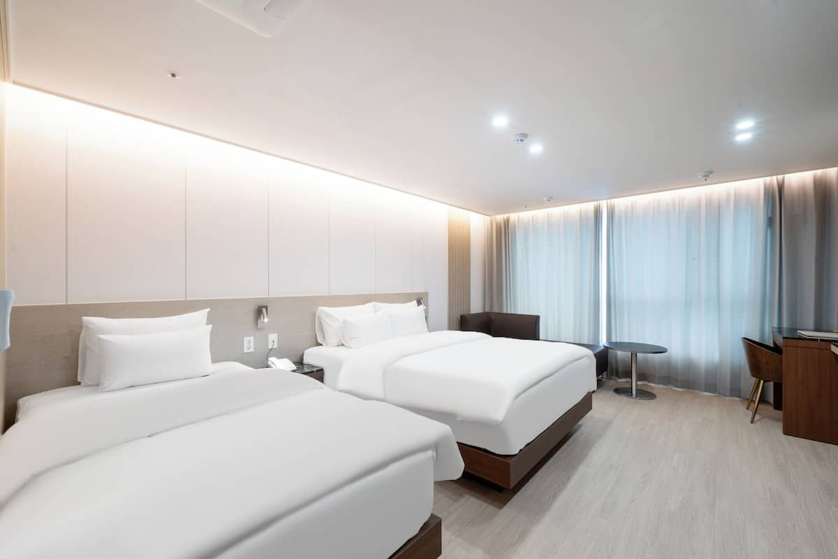 Quarto duplo luxo, vista para o jardim | Escrivaninha, espaço de trabalho para notebook, Wi-Fi de cortesia