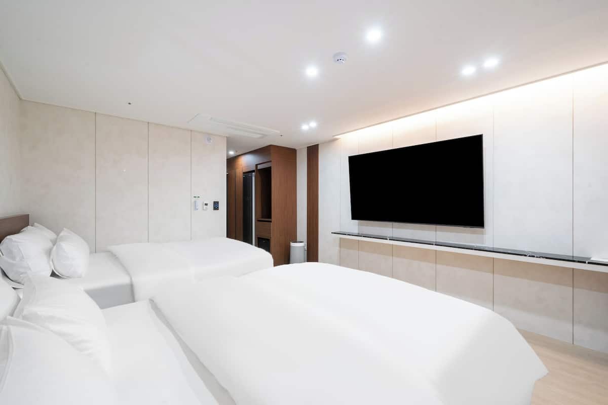 Quarto quádruplo luxo, vista para o jardim | Escrivaninha, espaço de trabalho para notebook, Wi-Fi de cortesia