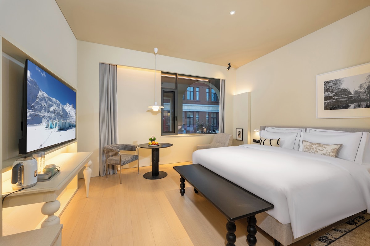 Quarto casal básico, vista para o pátio | Frigobar (abastecido com itens grátis), cofres nos quartos