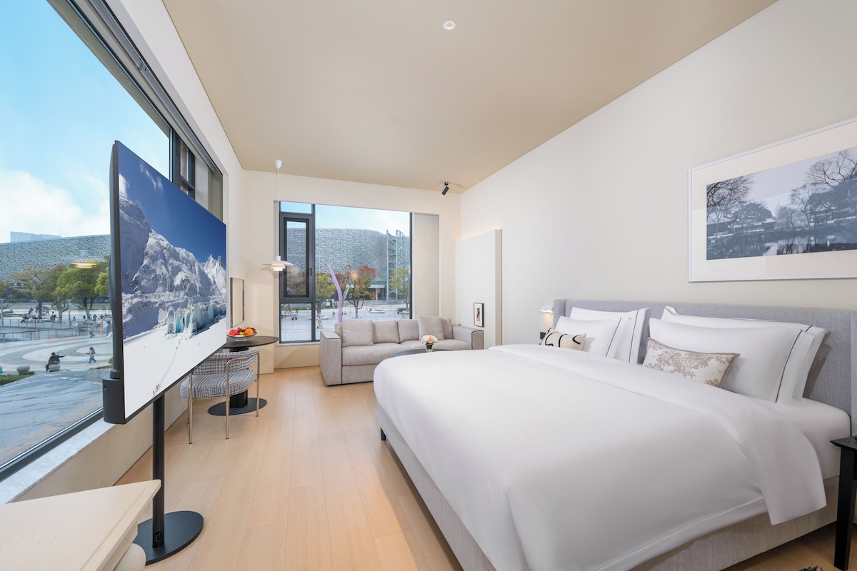 Quarto casal luxo, vista para o lago | Frigobar (abastecido com itens grátis), cofres nos quartos