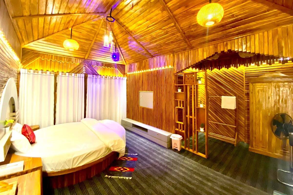Quarto Duplo Premium, varanda, vista para a montanha | Secretária, Wi-fi grátis, roupa de cama fornecida 