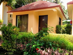 Um edifício térreo com telhado vermelho e uma porta com a inscrição 'C01'.