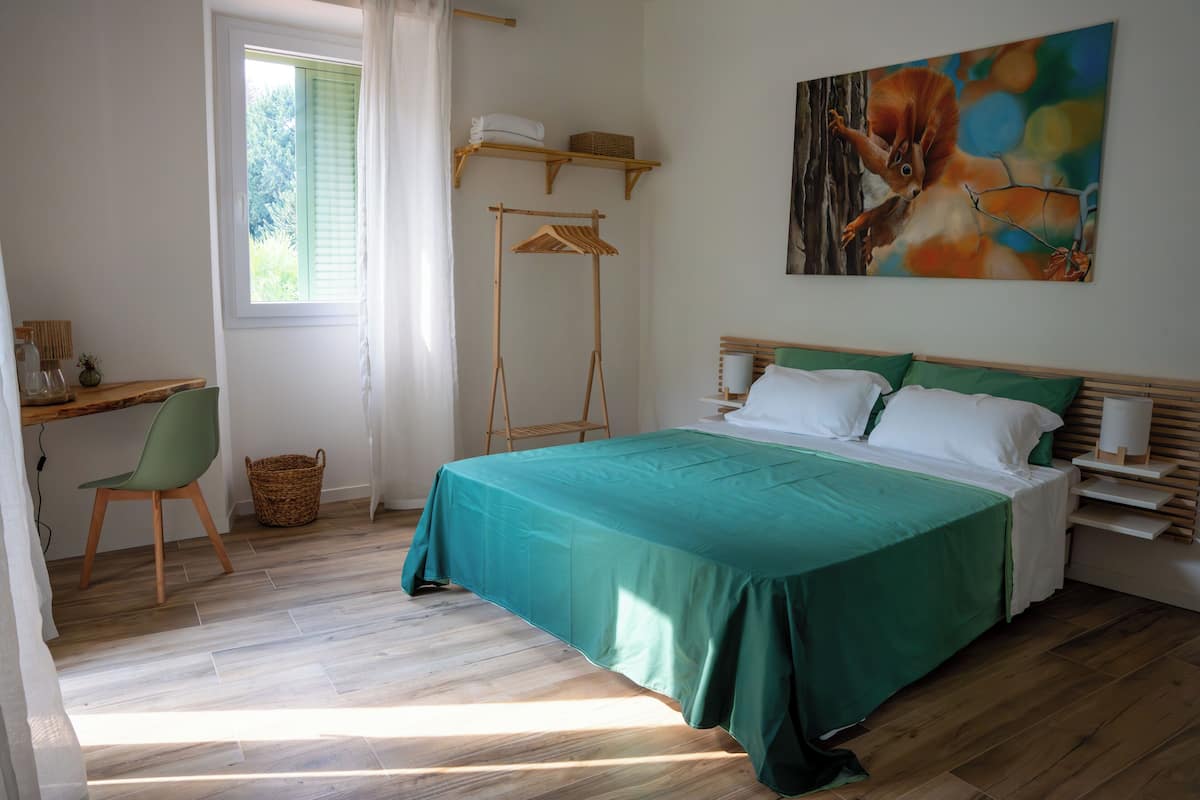 Quarto casal, sacada, vista para o jardim | Escrivaninha, espaço de trabalho para notebook, Wi-Fi de cortesia