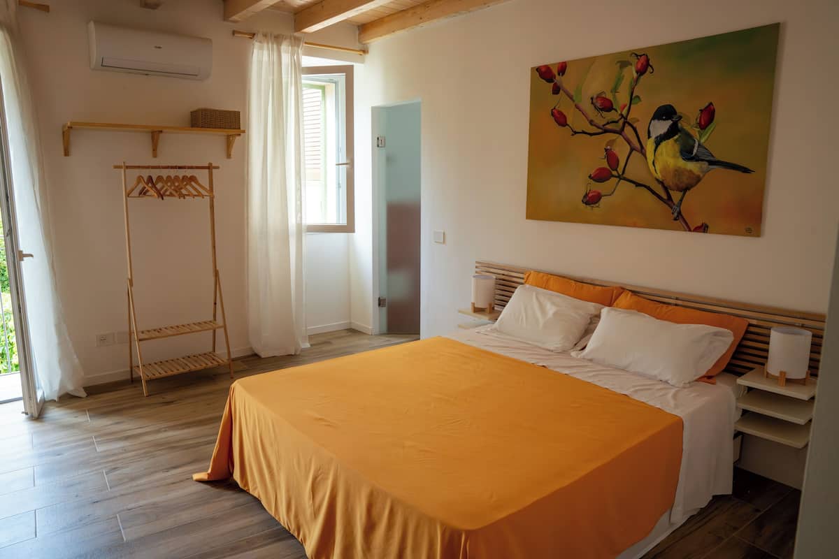 Quarto casal, vista para o jardim | Escrivaninha, espaço de trabalho para notebook, Wi-Fi de cortesia