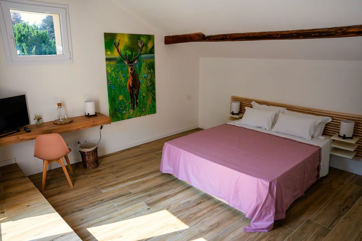 Quarto casal, vista para a montanha | Escrivaninha, espaço de trabalho para notebook, Wi-Fi de cortesia